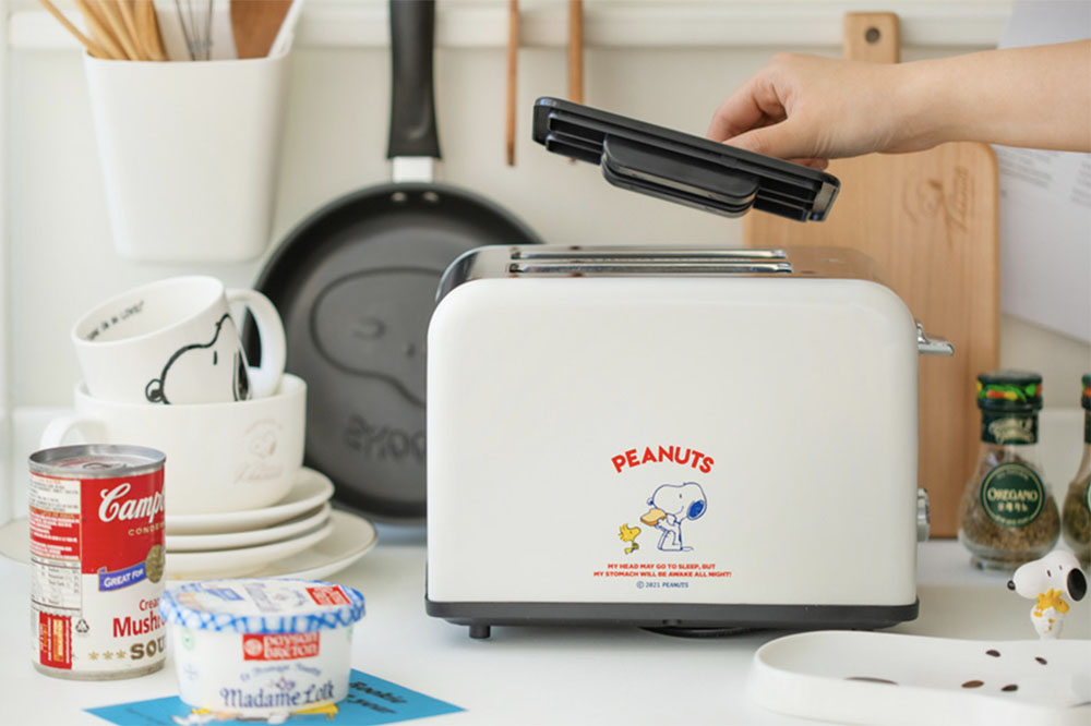 This Snoopy Toaster Lets You Zhng Your Breakfast & Start Your Day Off ...