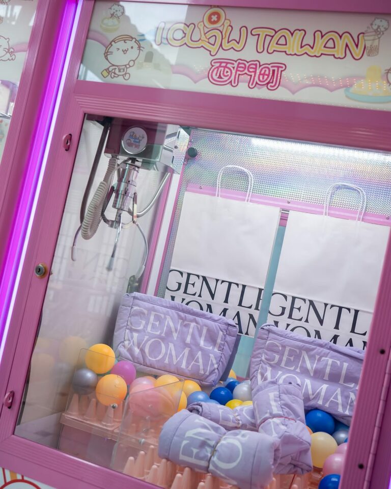 There's A New Luxury Claw Machine At Parkway Parade